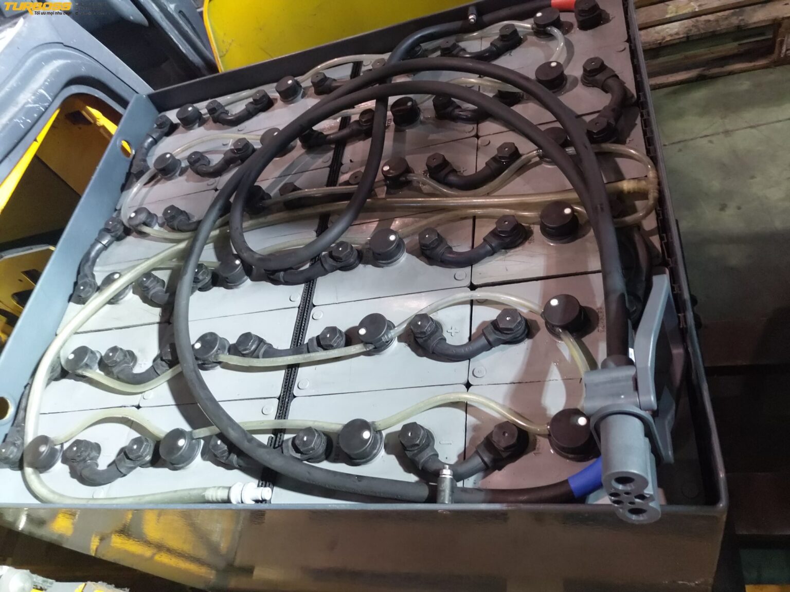 NƯỚC CẤT CHÂM BÌNH ẮC QUY, HƯỚNG DẪN ĐÚNG CÁCH - TURBOSS